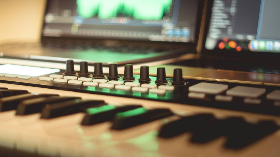 Dansk pladeselskab står bag storhittende ai-sang: »Vi ved ikke helt, om ...